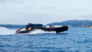 New 24m Maori 80 superyacht Mama-G sinks after fire